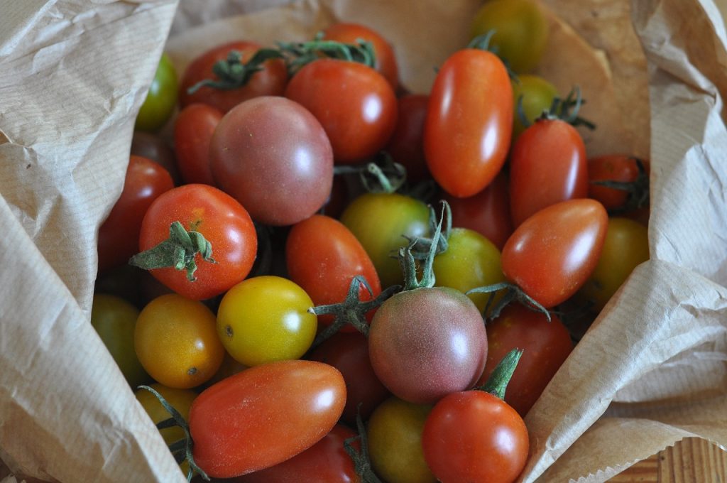 The 10 Best Cherry Tomato Varieties for Container Gardens - Garden and ...
