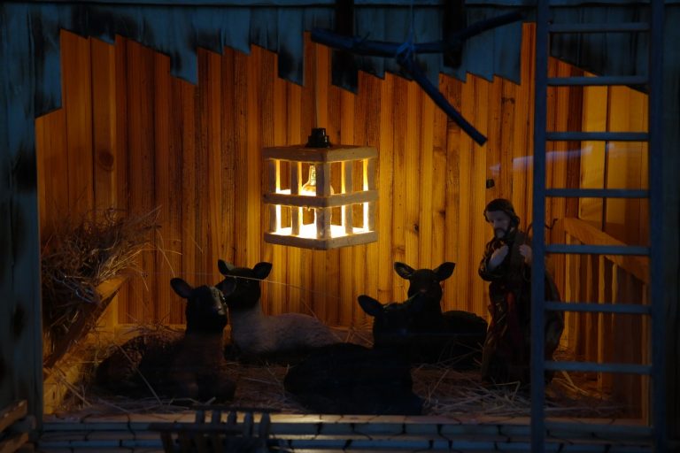 How to Set up a Beautiful Outdoor Nativity Scene This Holiday Season ...