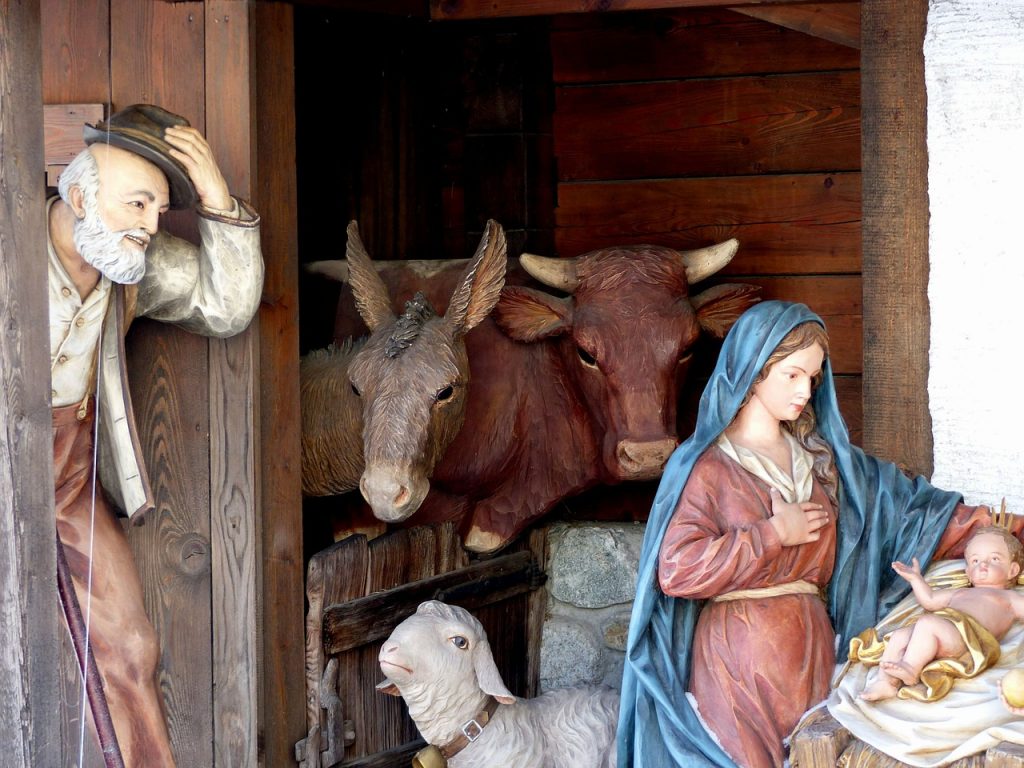 How to Set up a Beautiful Outdoor Nativity Scene This Holiday Season ...