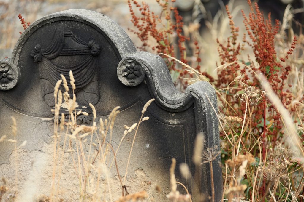 DIY Amazing Props for a Horrifying Halloween Graveyard on Your Lawn ...