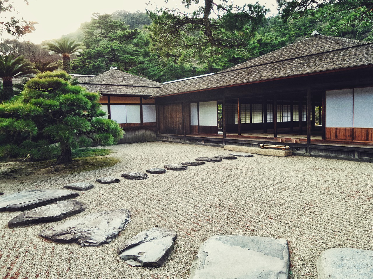 How to Create a Meditative Zen Garden in Any Available Space - Garden ...
