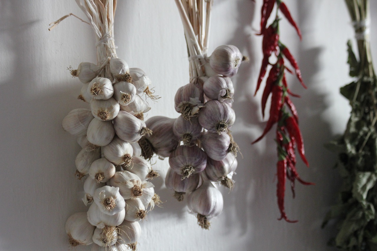 A No-Fail Guide to Harvesting Garlic this Autumn - Garden and Happy